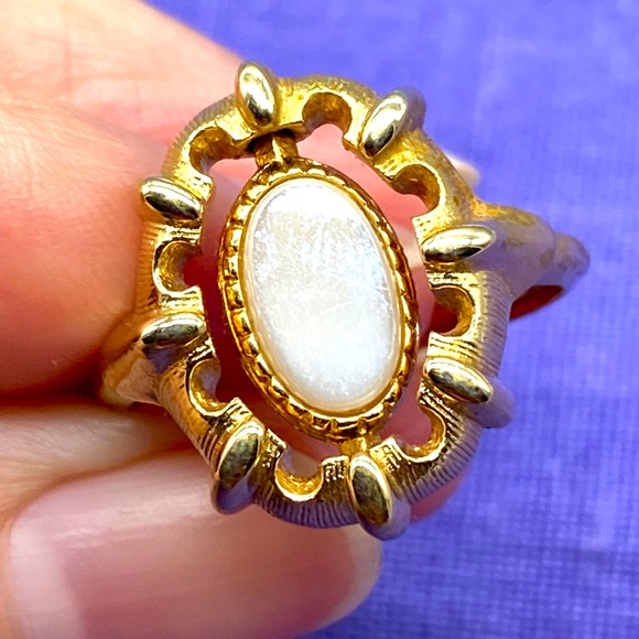 Avon | Jewelry | Vintage Avon Reversible Stone Ring Size 8 In Gold Tone ...